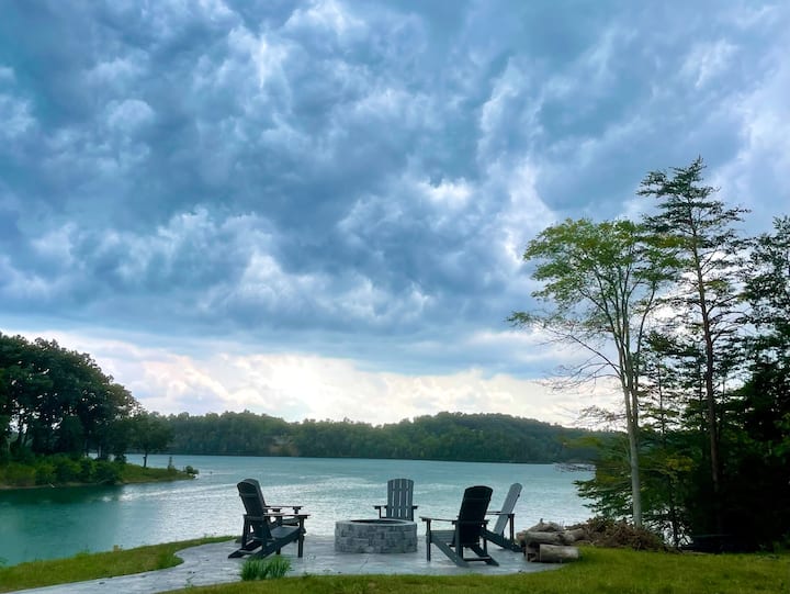 Brand New Lake Front Sevierville Tn Can Sleep 28 - Sevierville, TN