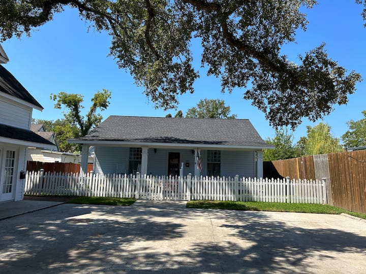 622 Ford Cottage Lake Charles  Pool/pets - Lake Charles, LA