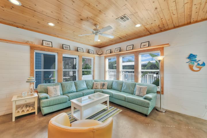 Sunny Coastal Escape•pool•screened Patio•sleeps 10 - Port Aransas, TX