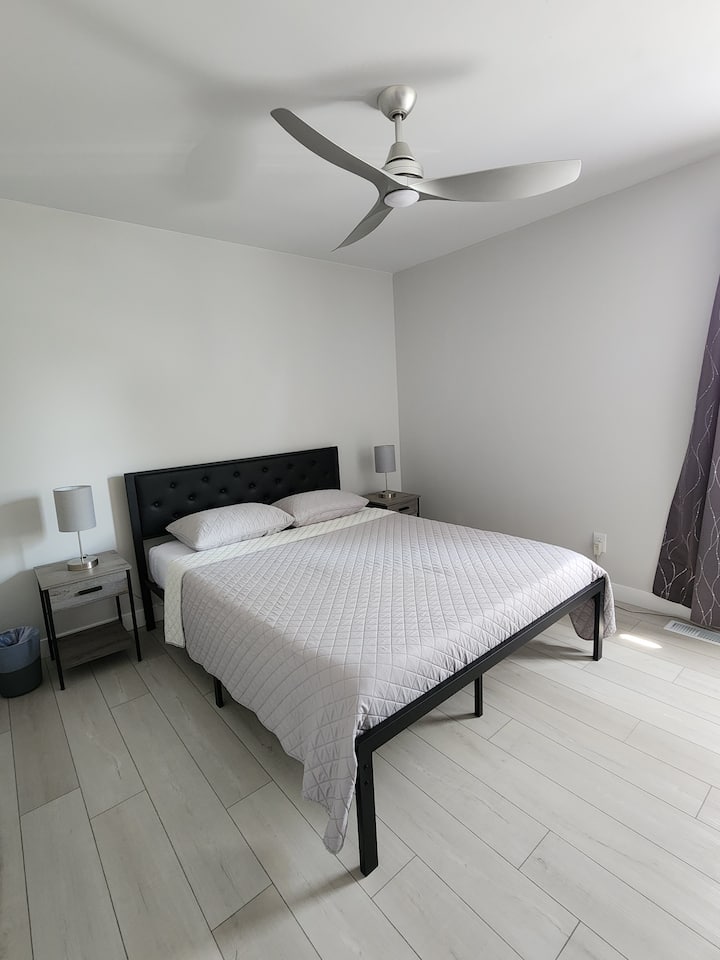 Clean, Central Location! "Frost Villa" (Rm2) - Columbia, MO