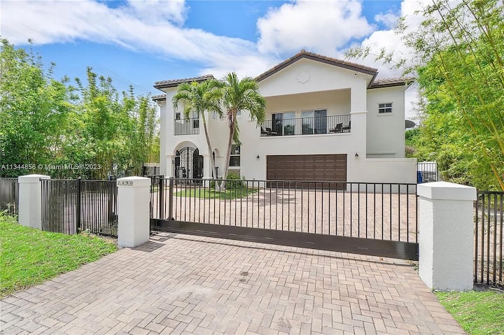 Maison Duffailly - Pompano Beach, FL