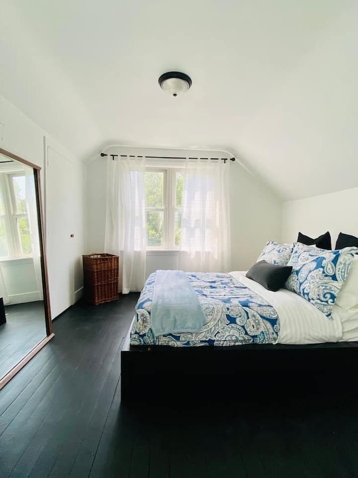 3 Bedroom House. Cottage Vibes In Central Location - London, ON, Canada