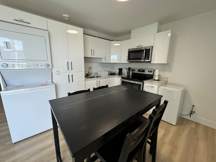 Suite With Full Kitchen, Washer, And Own Entrance - Royal Roads University