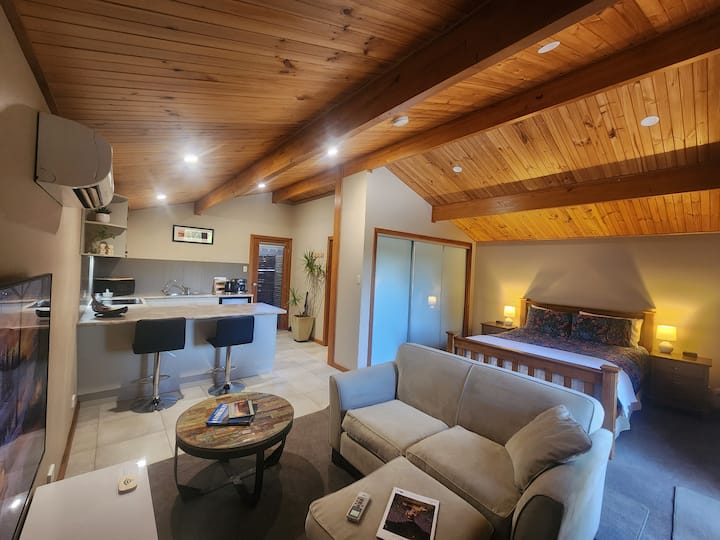 Alpine Inspired Studio Apartment In The Treetops - Meadows