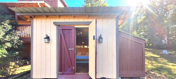 The Tiny Barn - Tiny House Near Hanging Rock - Danbury, NC