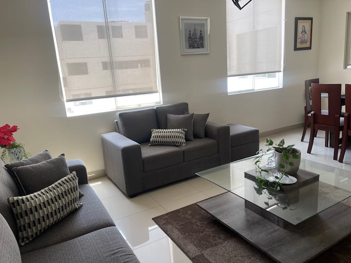 Hermoso Departamento En El Golf/completo/cochera. - Trujillo