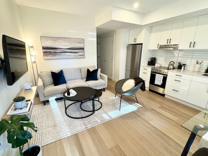 Central Moodyville Retreat - Vancouver