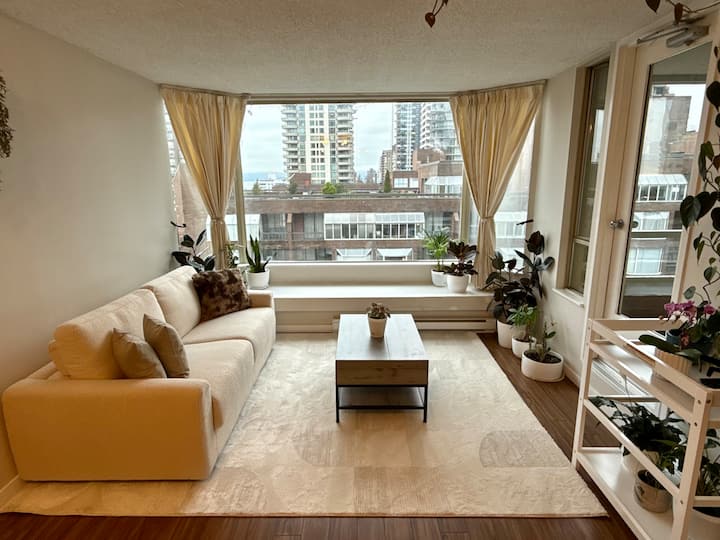 Downtown Vancouver Condo | King Bed | Balcony - Vancouver