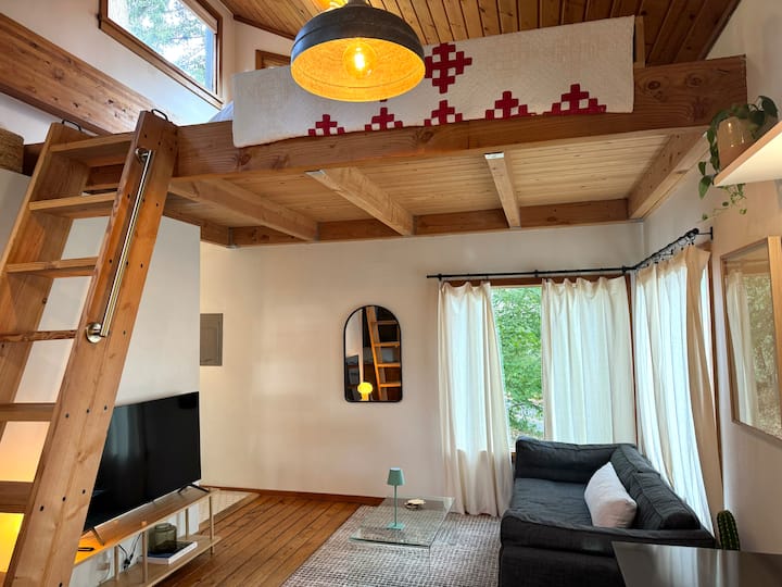 *Hidden Gem* A Cozy Loft Nestled In The Trees! - Eugene, OR