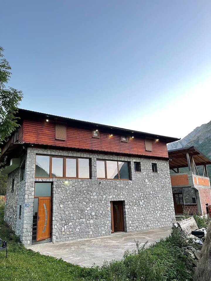 Shpija E Gjyshit Vuthaj - Valbona