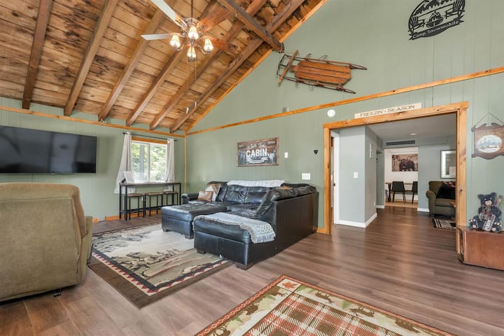 Fall Foliage Cabin: Hot Tub & Dog Friendly - New Hampshire