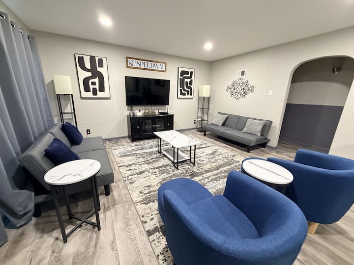 "Mini" Kc Speedway Retreat - Near Everthing In Kc! - Parkville, MO