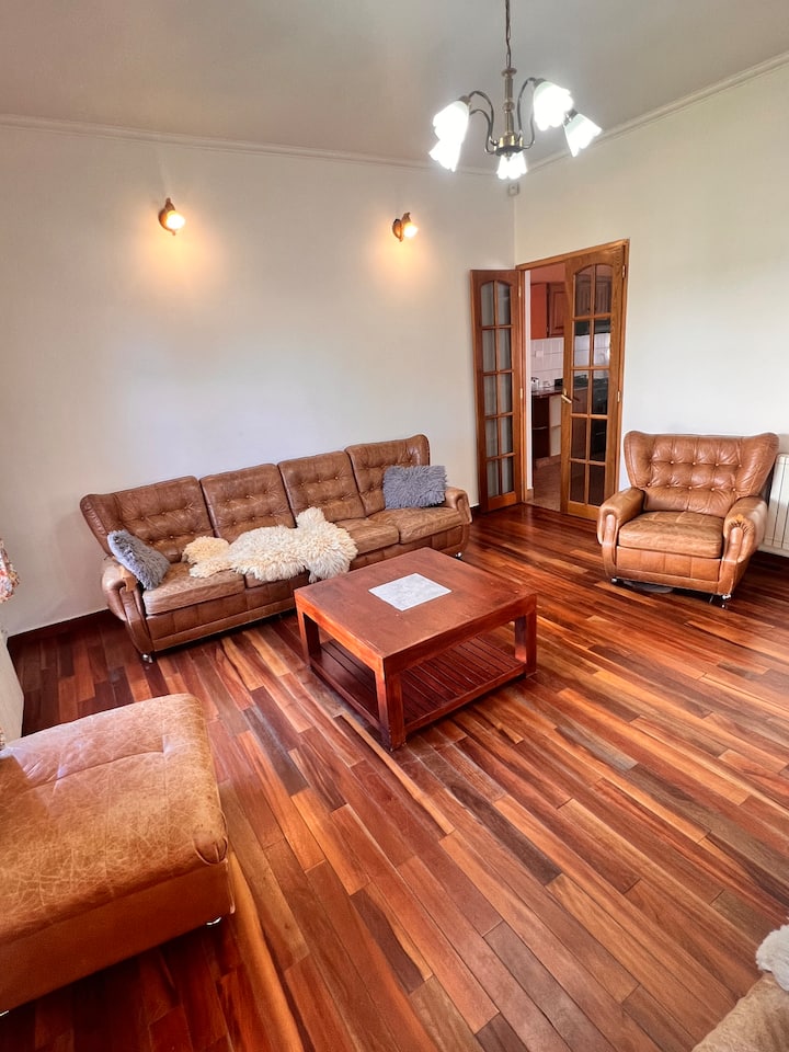 Casa Céntrica De 3 Habitaciones C/ Estacionamiento - El Calafate