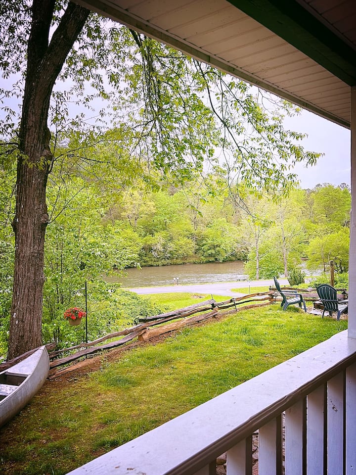 Cozy Cabin Overlooking Little Tennessee River - Franklin, NC