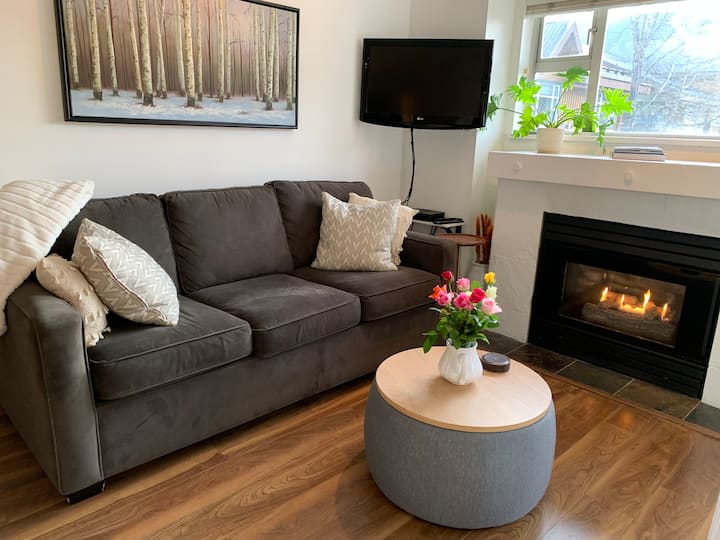Modern Studio, Great Location, Parking & Hot Tub - Whistler