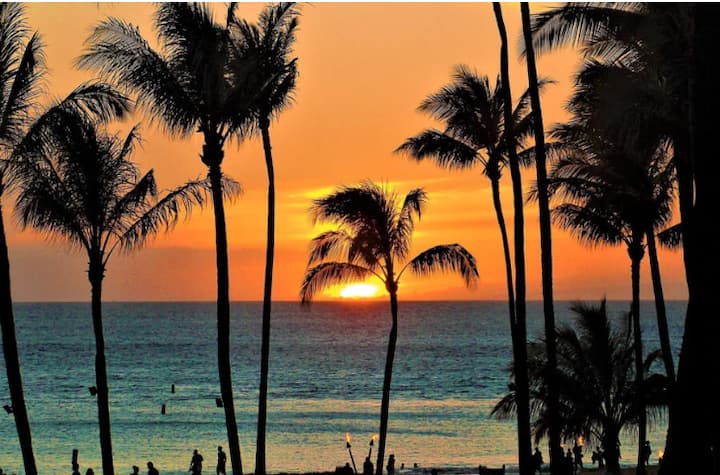 Beach Days & Sunset Nights - Waikiki For 12 Guests - ホノルル