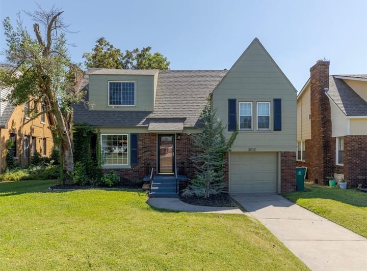 Ivy Cottage Getaway - Bethany, OK