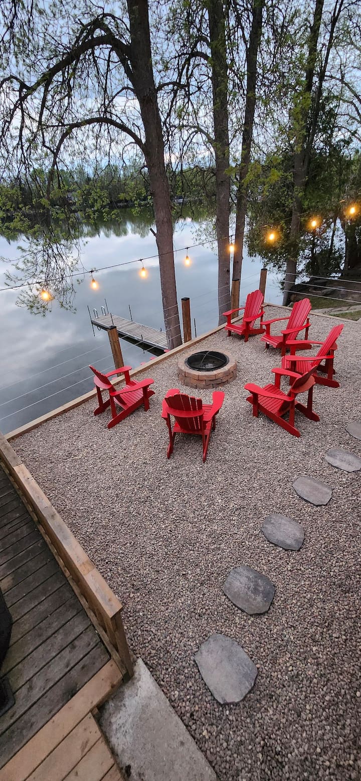 Lakefront Boho Cottage | Firepit, Ski & Pool - Renfrew