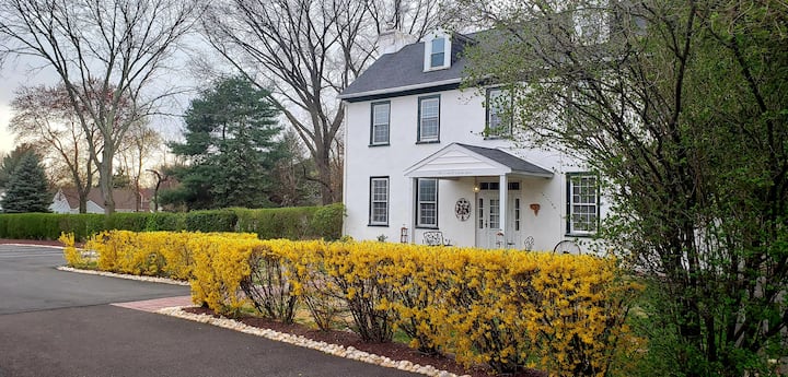 Private Stay In Historic Manor House - Bensalem, PA