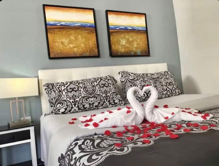 April Special Private Jacuzzi Hideaway King Studio - Aruba