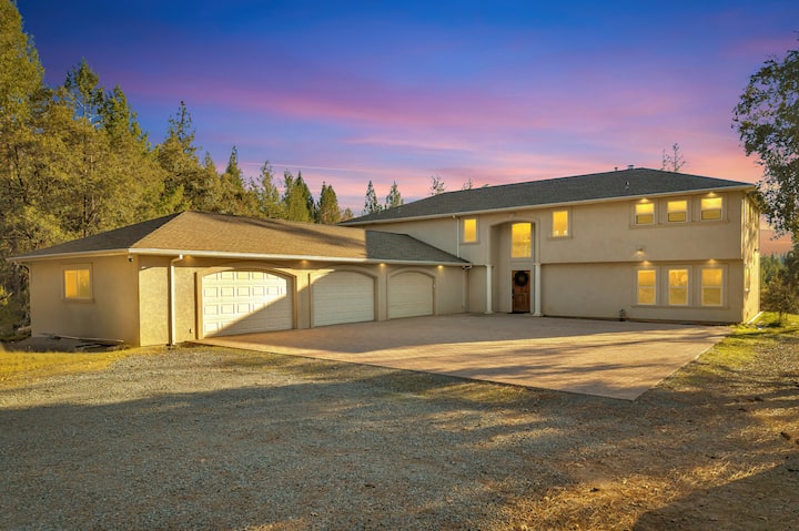 A Modern Get Away In The Woods Of Grass Valley - Grass Valley, CA