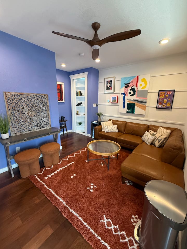 Entire Modern Home - Downtown Alamodome - San Antonio, TX