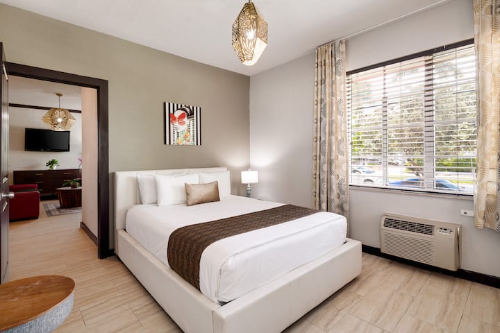 Miami Beach One Bedroom Apt, Full Kitchen And Pool - South Beach, FL