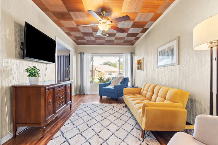 Midcentury Charmer 10 Minutes To The Beach - Clearwater, FL