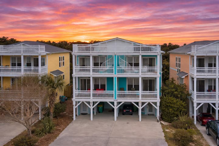Walk To Beach | Rooftop Crow's Nest | Pet Friendly - Carolina Beach, NC