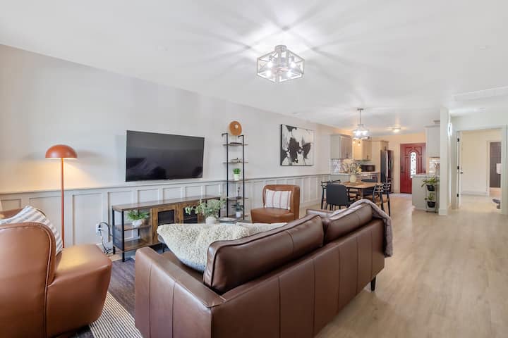 Modern Industrial Chic Townhome| Garage Parking - Fresno, CA