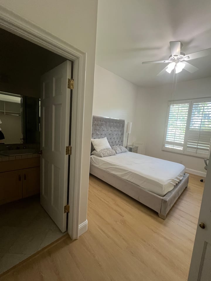 Queen Size Bed, Private Bathroom. Long Term Welcom - Upland, CA