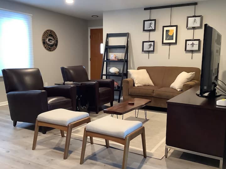 Green Bay Retreat Between Lambeau Field & Airport. - Hobart, WI