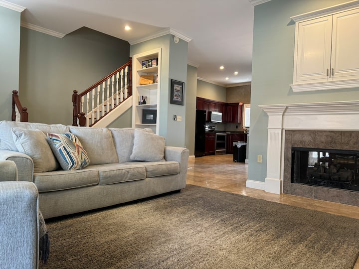 2 Br Townhouse Near South Main W/private Garage - Memphis, TN