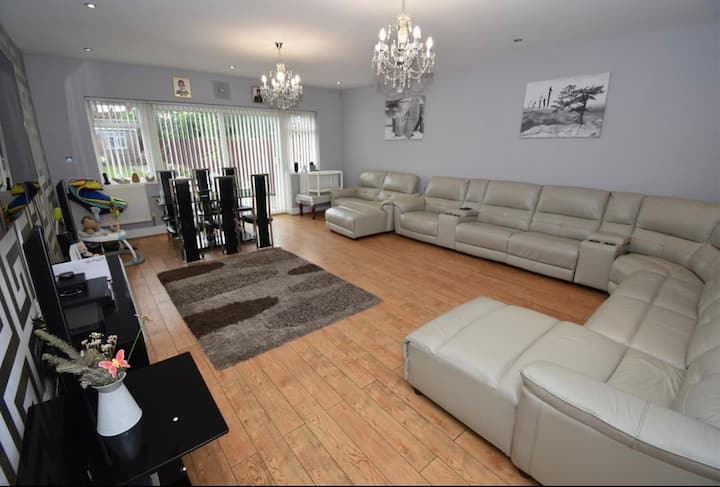 Large 6 Bedroom Property Close To Nec / Bhx - Aeropuerto de Birmingham-West Midlands (BHX)