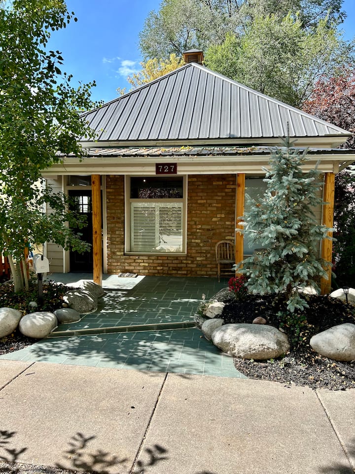 Cozy Up In Glenwood Downtown - Glenwood Springs, CO