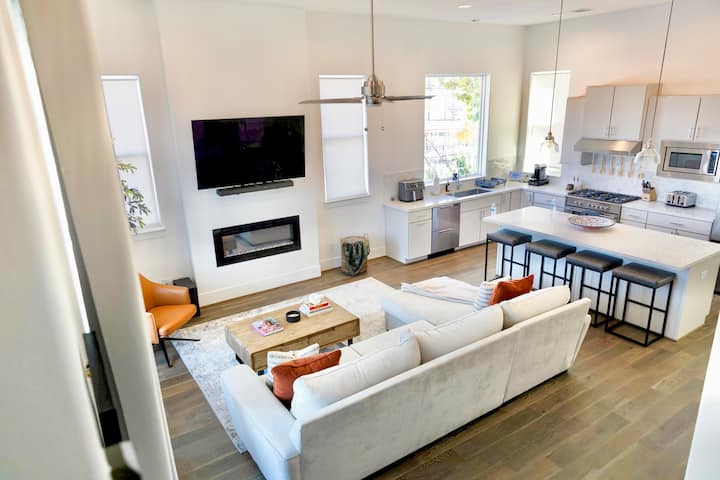 Modern Home - 5 Min To Downtown - Views -Sleeps 10 - Houston, TX
