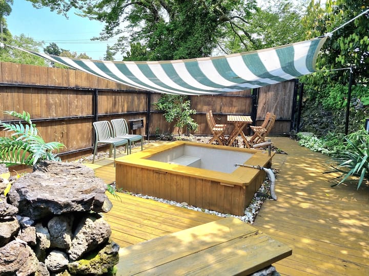 서광이지-서광
개별 자쿠지가 있는 독채숙소 - Jeju-si