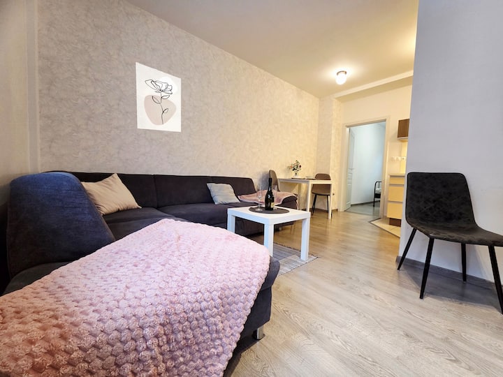 ÚTulný 2-izbový Apartmán + Parking Poblízku - Pozsony
