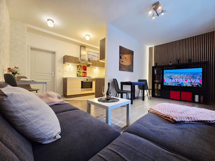 ÚTulný 2-izbový Apartmán + Parking Poblízku - Bratislava