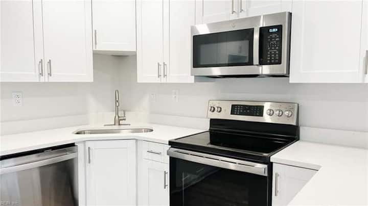Lux 2/2 Bedroom, Bike…beach! - Virginia Beach, VA