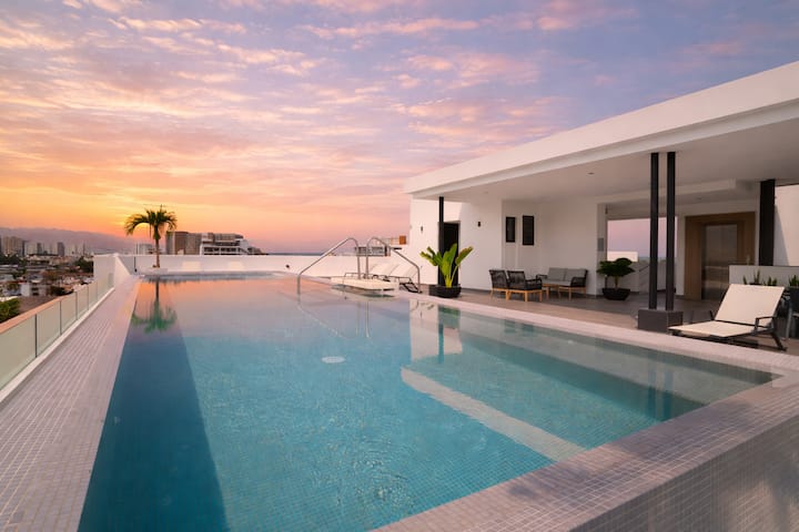 Rooftop Escape With Mountain Views At Versalles - Puerto Vallarta