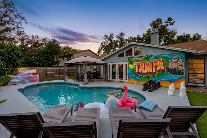 Luxury 5 Bdrm Home | Stunning Pool & Huge Backyard - Tampa, FL