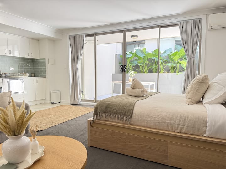 Beachside Studio · Courtyard · Ac · Manly Beach · - Manly