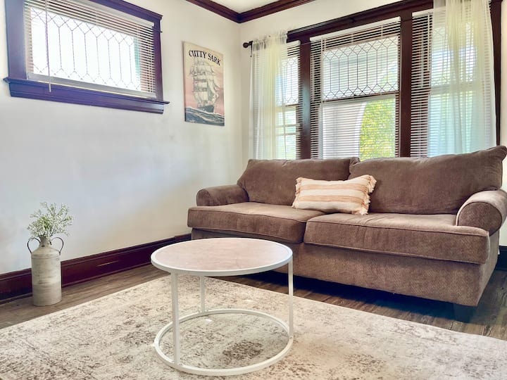 Bear’s Cabin- Spacious 2bds 1bath Apt - Cleveland