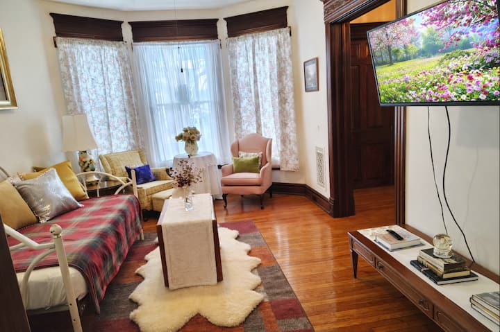Victorian Downtown Near Hospitals | 5 Tvs- King Bd - Dallas, PA