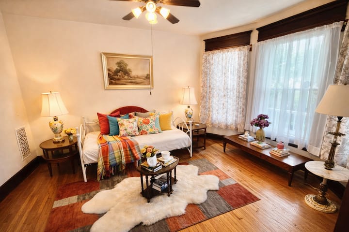 Spacious Victorian Downtown Near Hospitals | 4 Tvs - Dallas, PA