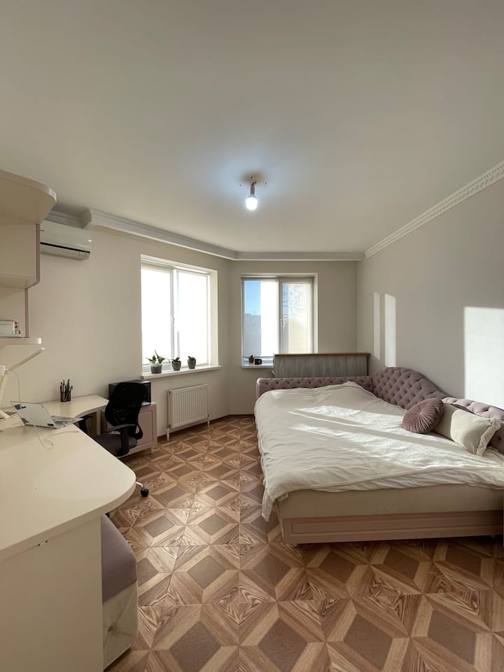 One Of Two Rooms - Kisjenő