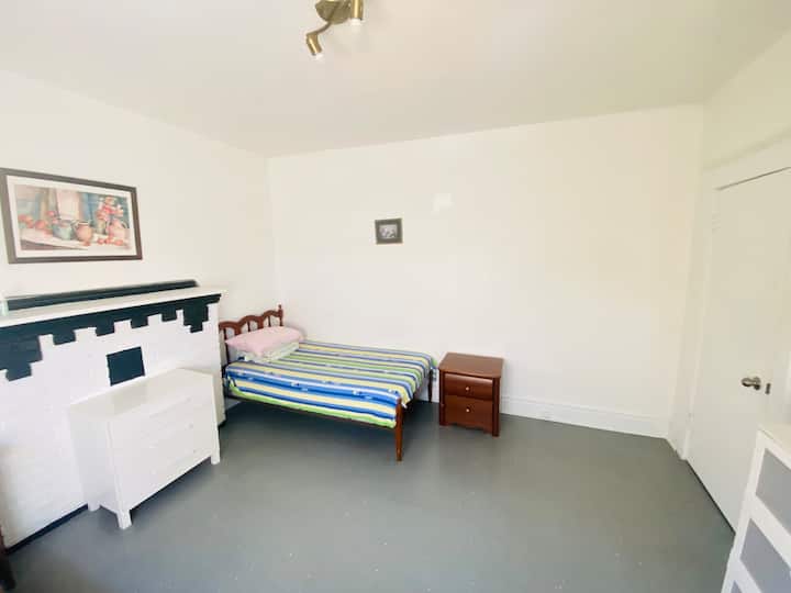 Bedroom Downtown St.catharines - St. Catharines