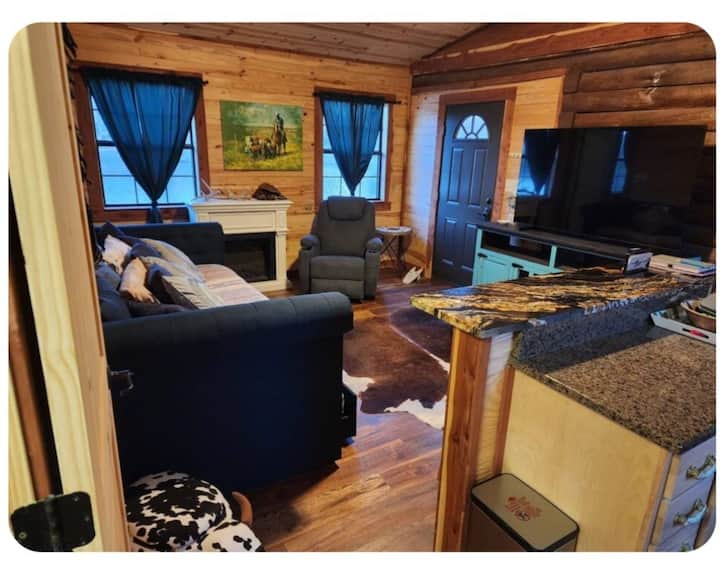 Luxury Private Lake
Zoo Farm "Kangaroo Cabins" - Tyler, TX