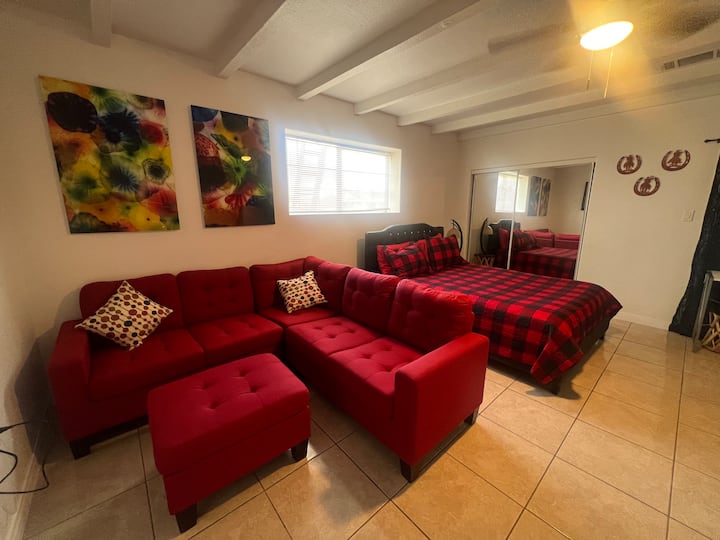 Cozy Vegas Studio Apartment - Electric Daisy Carnival (EDC Las Vegas)